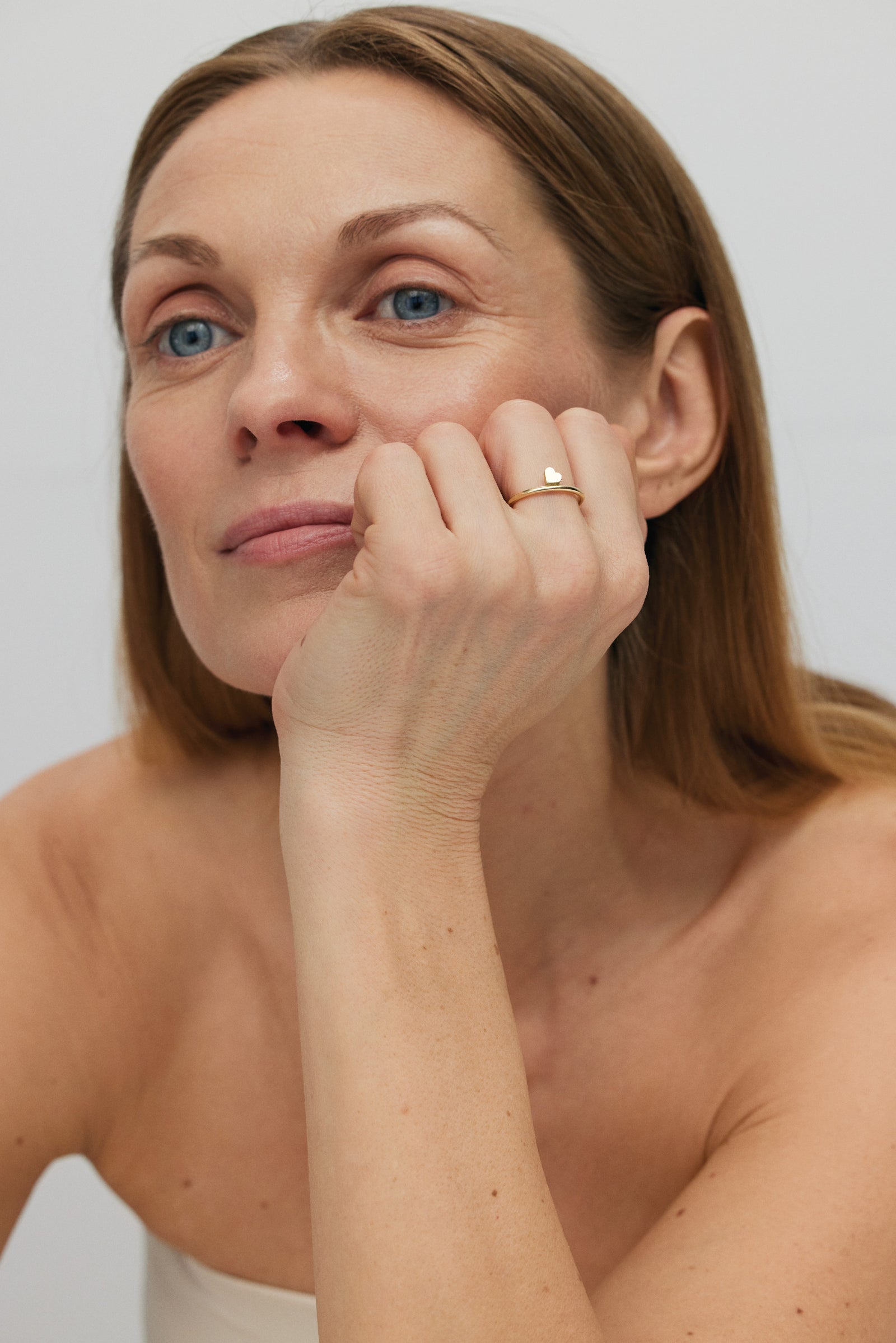 AMOUR APTAKUS AUKSINIS ŽIEDAS SU ŠIRDELE